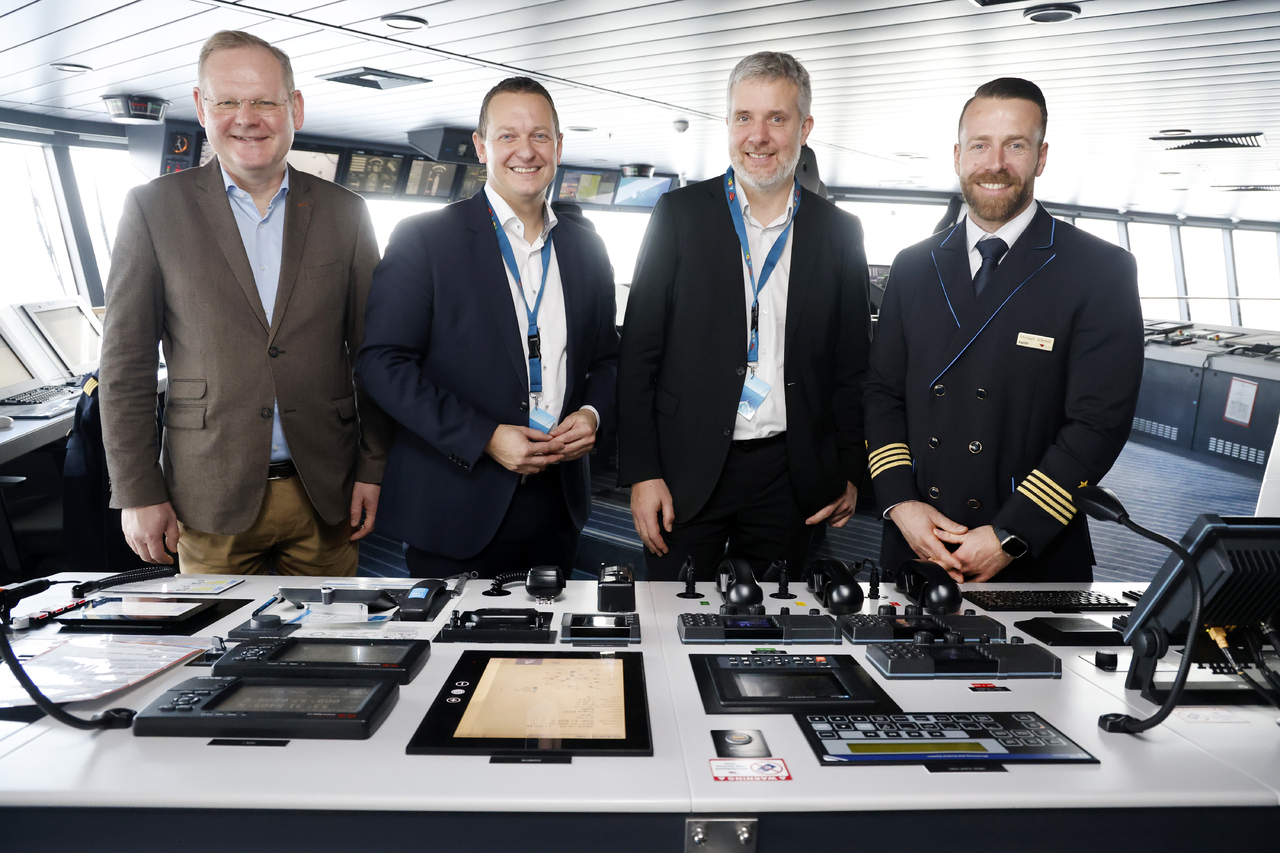 AIDA President Felix Eichhorn begrüßt Dieter Janecek auf AIDAnova in ...